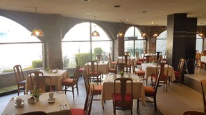 Almoços e jantares servidos, incluindo cozinha mexicana 