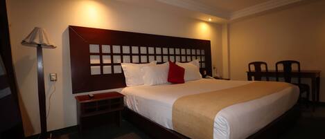 Quarto standard, 1 cama King, para não fumantes | Cofres nos quartos, cortinas blackout, ferros/tábuas de passar roupa