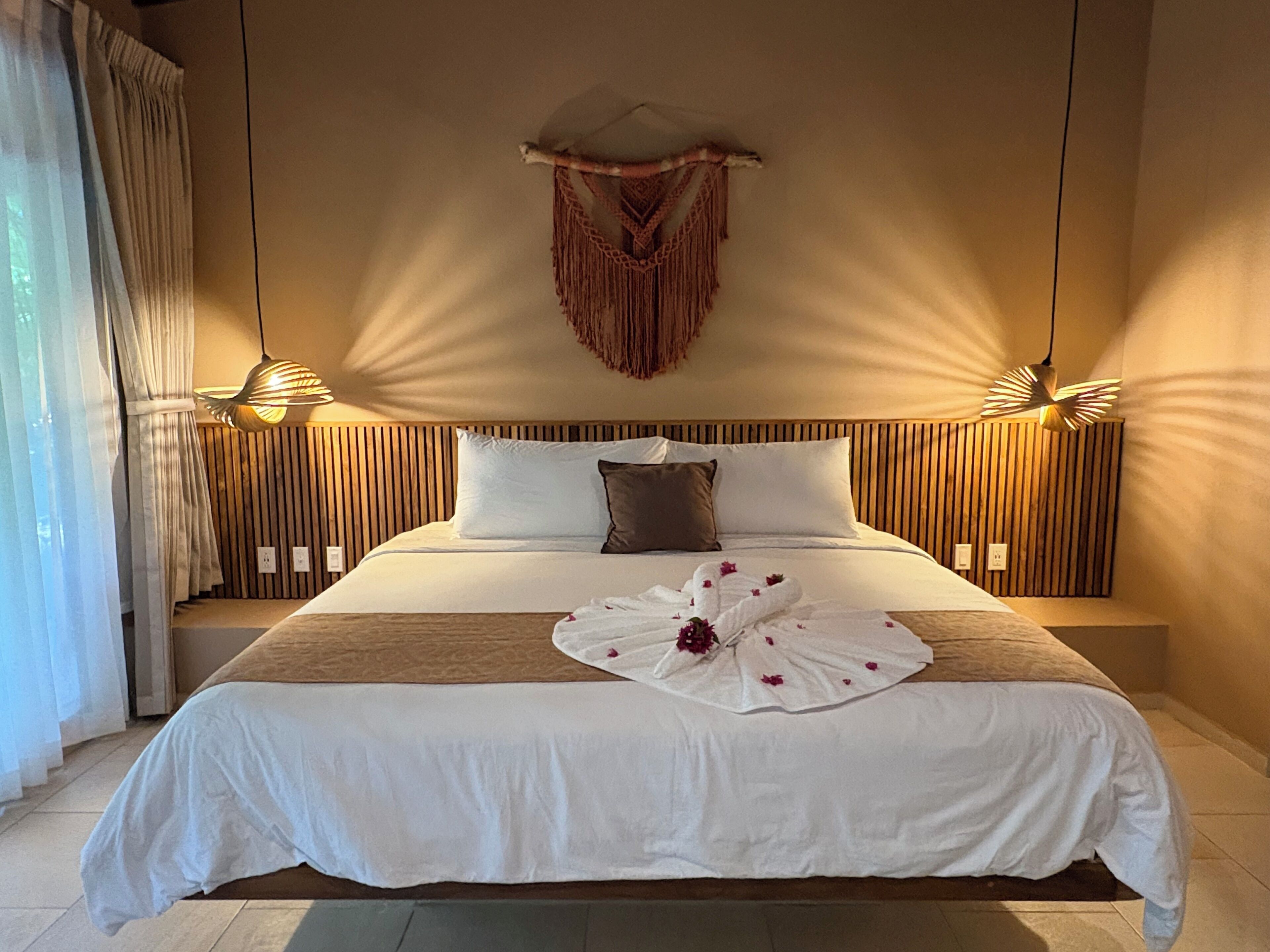 Quarto superior, 1 cama King | Roupas de cama premium, frigobar, cofres nos quartos, escrivaninha