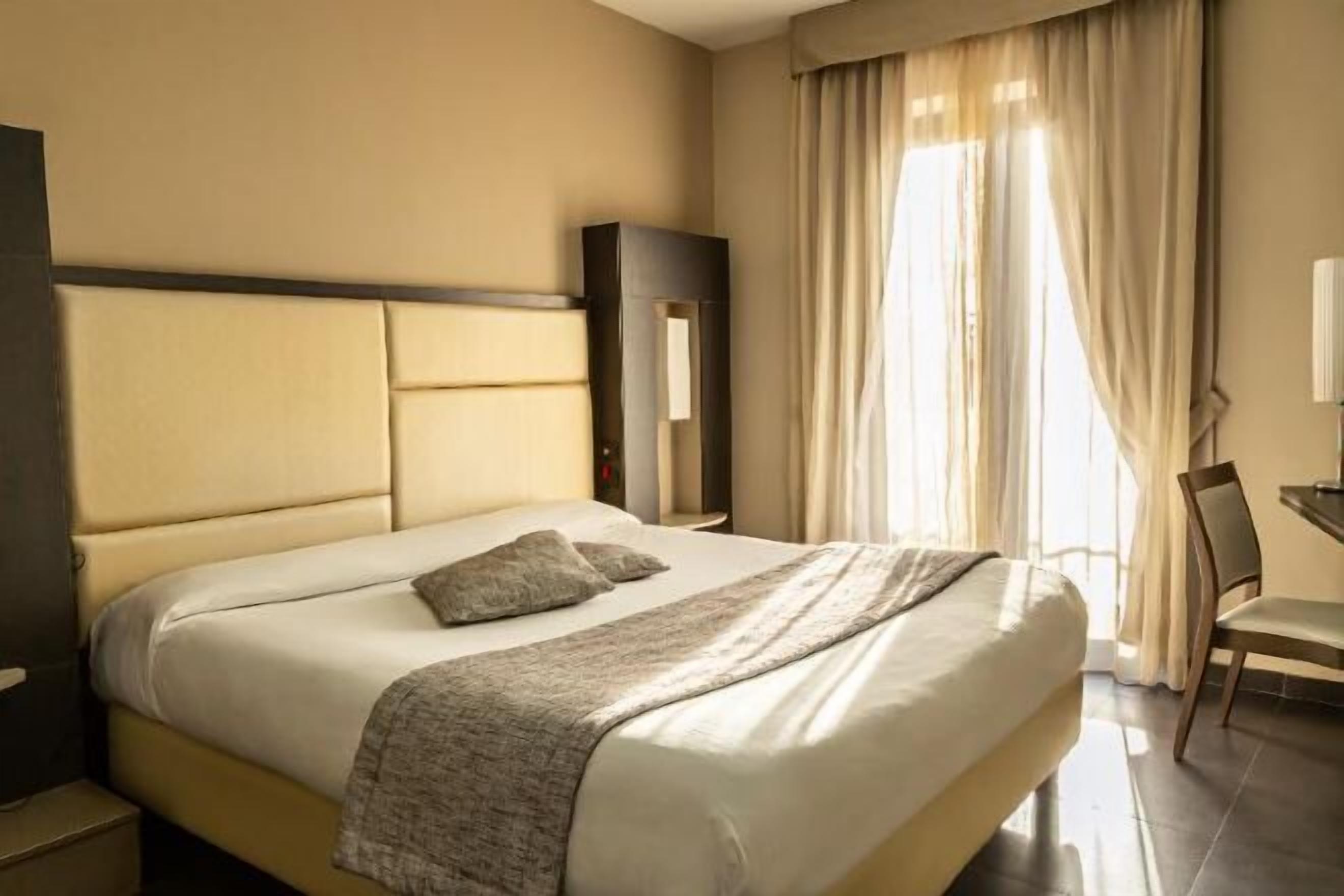 Minibar, cofre no quarto, secretária, cortinas/cortinados opacos 