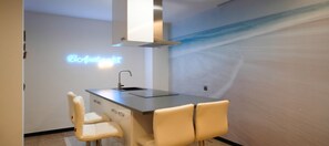 Apartamento Deluxe, 1 cama queen-size e sofá-cama, vista para o mar | Cozinha privada | Um frigorífico, um micro-ondas (a pedido), um forno 
