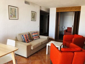 Apartamento Standard, 1 quarto (4 people) | Sala de estar | Televisor 