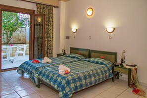 Quarto Duplo Económico | Ferro/tábua de engomar, berços/camas para crianças grátis 