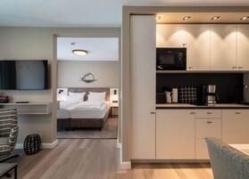 Apartamento em Condomínio Fechado | Sala de estar | Televisor de ecrã plano de 32 polegadas com canais por cabo 