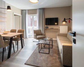 Condo | Cofres nos quartos, escrivaninha, espaço de trabalho para notebook