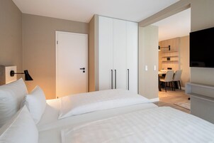 Apartamento em Condomínio Fechado | Cofre no quarto, secretária 