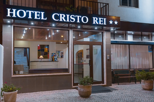 Fachada da propriedade à noite