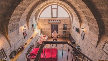 Cofres nos quartos, escrivaninha, quartos à prova de som