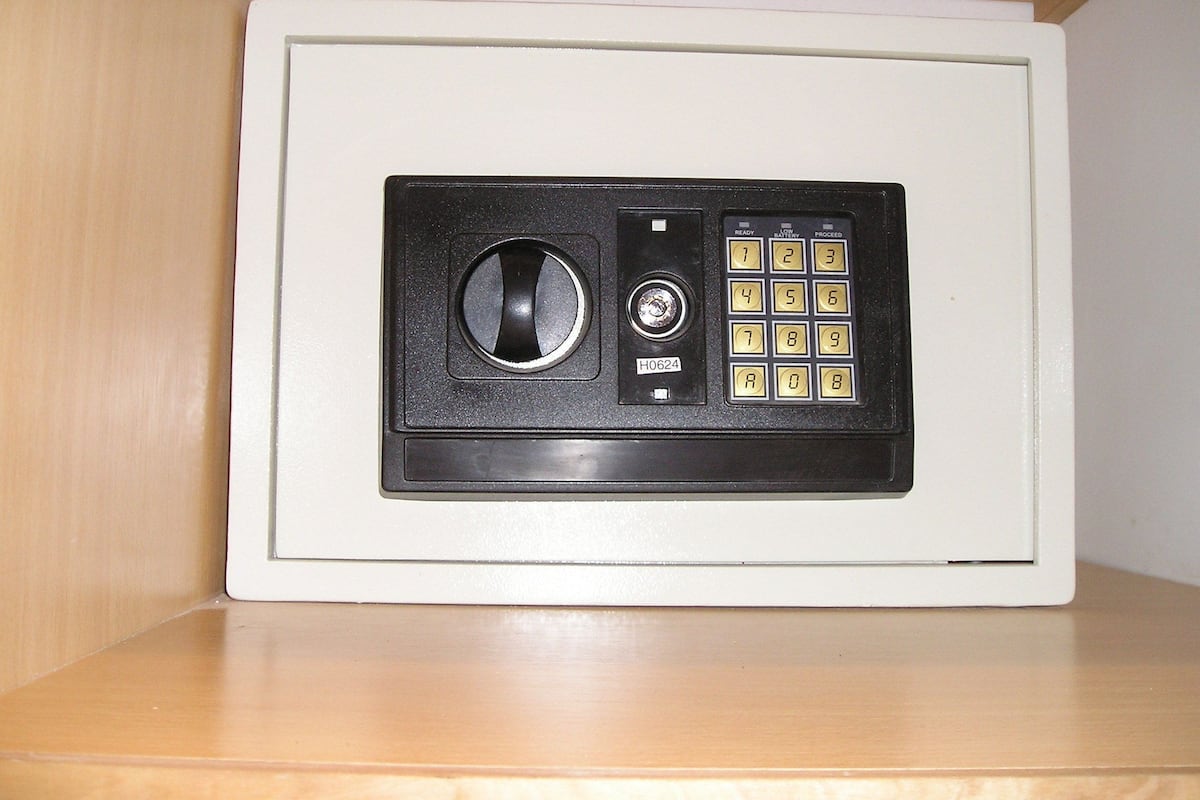 Um cofre com teclado e sistema de tranca.
