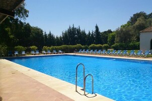 Piscina exterior, espreguiçadeiras