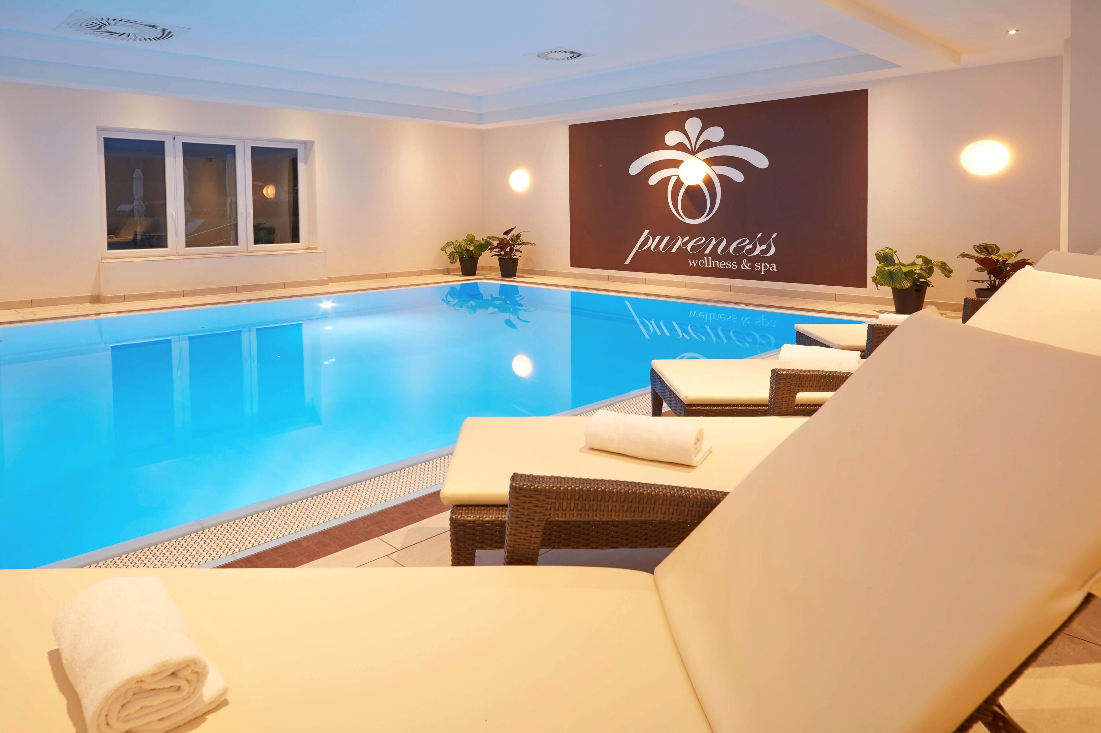 Piscina interna, piscina externa, guarda-sóis, espreguiçadeiras