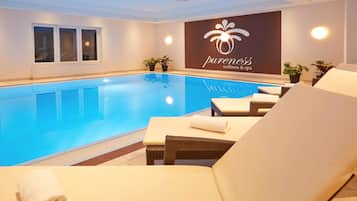 Piscina interna, piscina externa, guarda-sóis, espreguiçadeiras