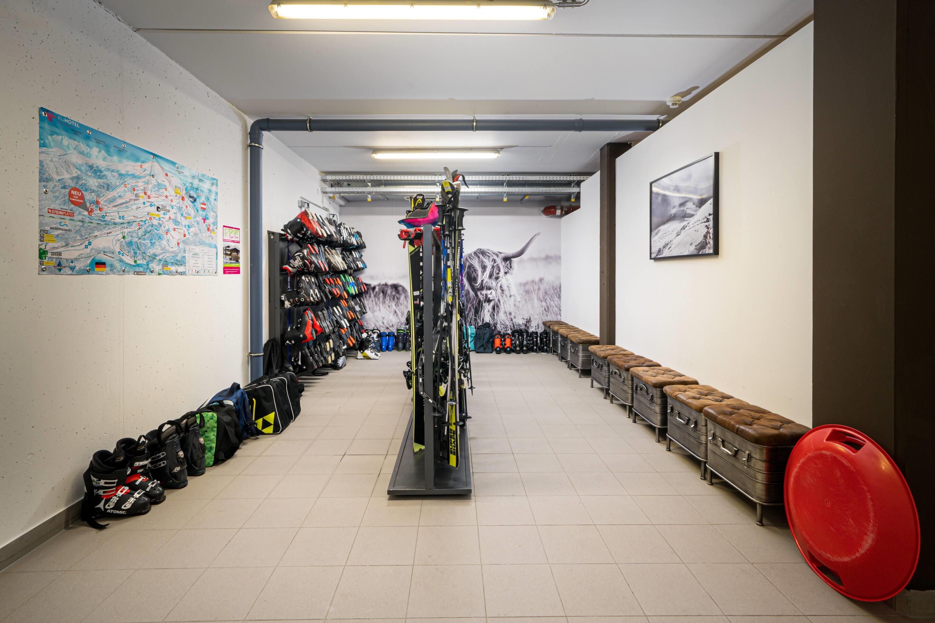 Espaço para guardar equipamentos de esqui, com esquis, botas e sacos.