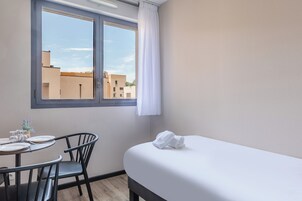 Estúdio, 2 camas individuais | Secretária, quartos insonorizados, ferro/tábua de engomar, Wi-fi grátis 