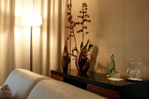 Suite Deluxe, 1 cama queen-size | Minibar, cofre no quarto, secretária, quartos insonorizados 