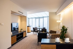 Suite Deluxe, 1 cama queen-size | Minibar, cofre no quarto, secretária, quartos insonorizados 