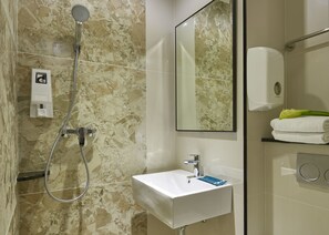 Um polibã, artigos de higiene pessoal grátis, um secador de cabelo