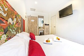 Quarto superior, 1 cama Queen | Escrivaninha, cortinas blackout, Wi-Fi de cortesia, roupa de cama