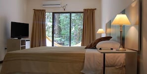 Cofres nos quartos, escrivaninha, cortinas blackout, roupa de cama