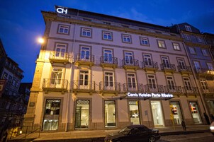 Um hotel com vários andares, varandas e janelas amplas.