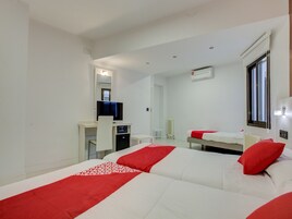 Quarto Triplo | Secretária, Wi-fi grátis, roupa de cama fornecida