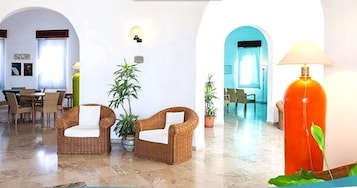 Área de estar no saguão