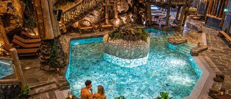 2 piscinas internas, 2 piscinas externas, espreguiçadeiras