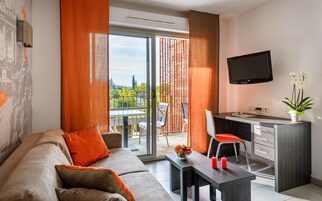 Apartamento (4 persons) | Sala de estar | TV de ecrã plano 