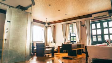 Quarto Duplo de Luxo (with TOTO washlet toilet) | Sala de estar | Televisor LCD de 32 polegadas com canais por cabo, televisor