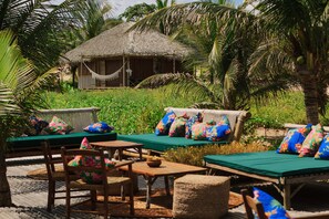 Terraço com espreguiçadeiras