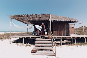 Bangalô Praia | Minibar, cofre no quarto, secretária