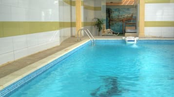 Piscina externa, funciona das 10h às 18h, espreguiçadeiras
