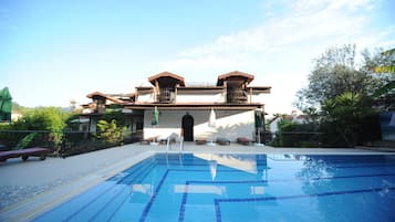 Piscina externa sazonal, barracas de cortesia, guarda-sóis