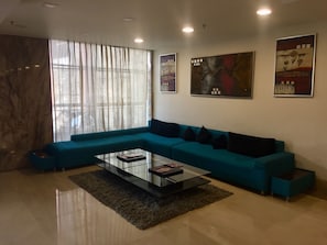 Área de estar no saguão