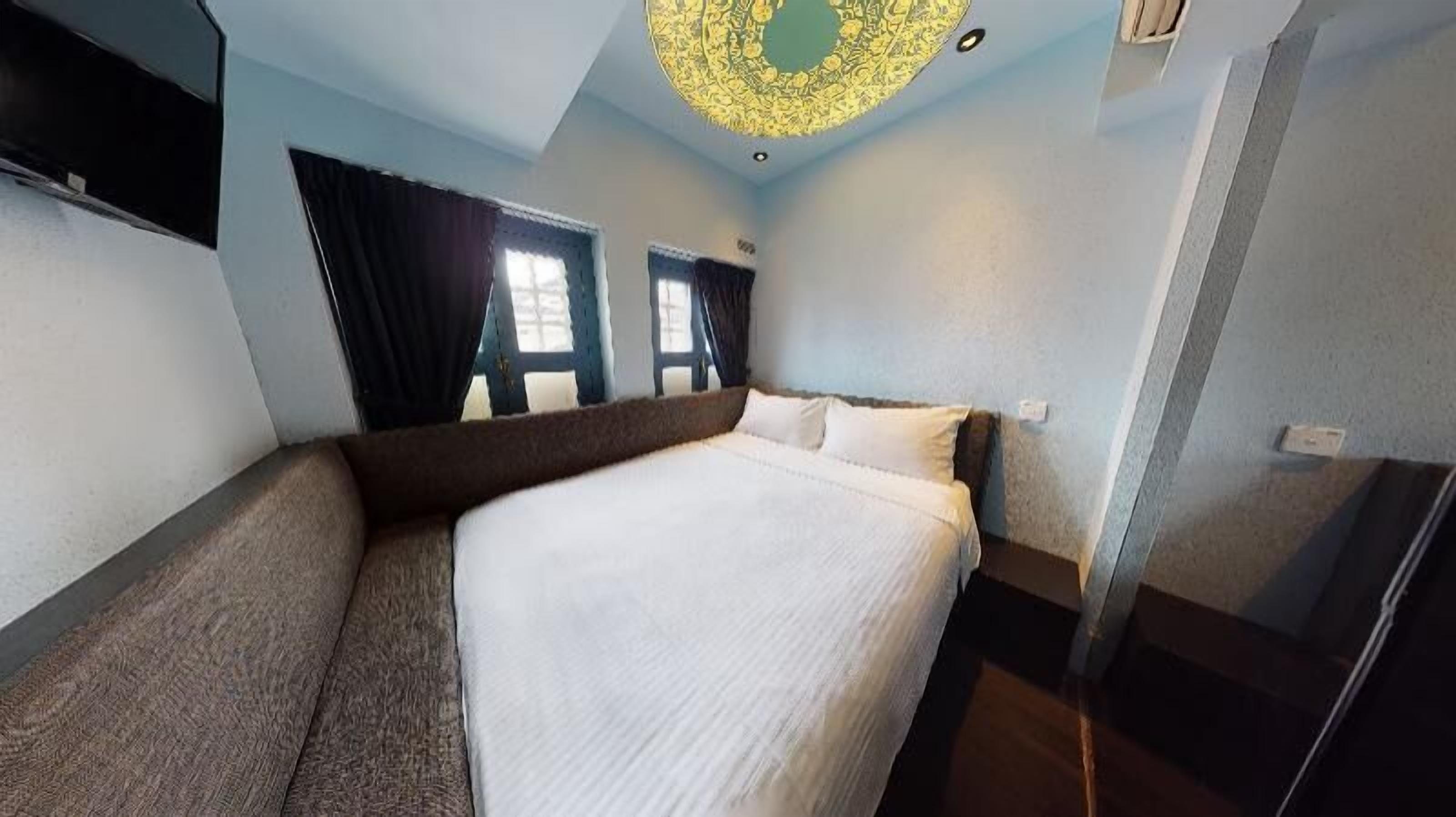 Roupas de cama premium, frigobar, cofres nos quartos, cortinas blackout