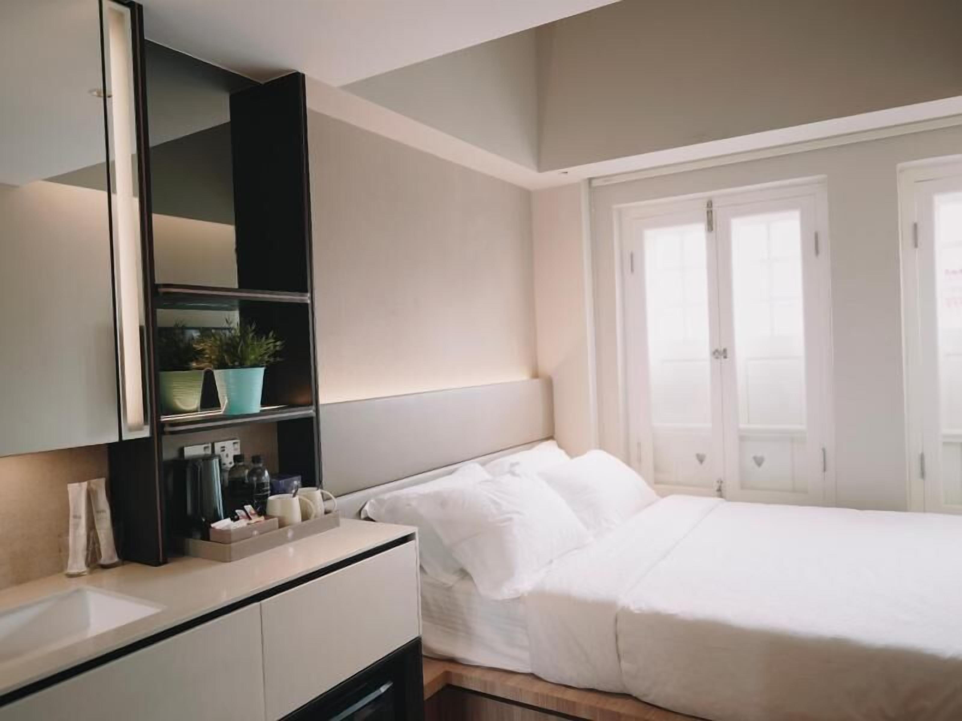 Roupas de cama premium, frigobar, cofres nos quartos, cortinas blackout