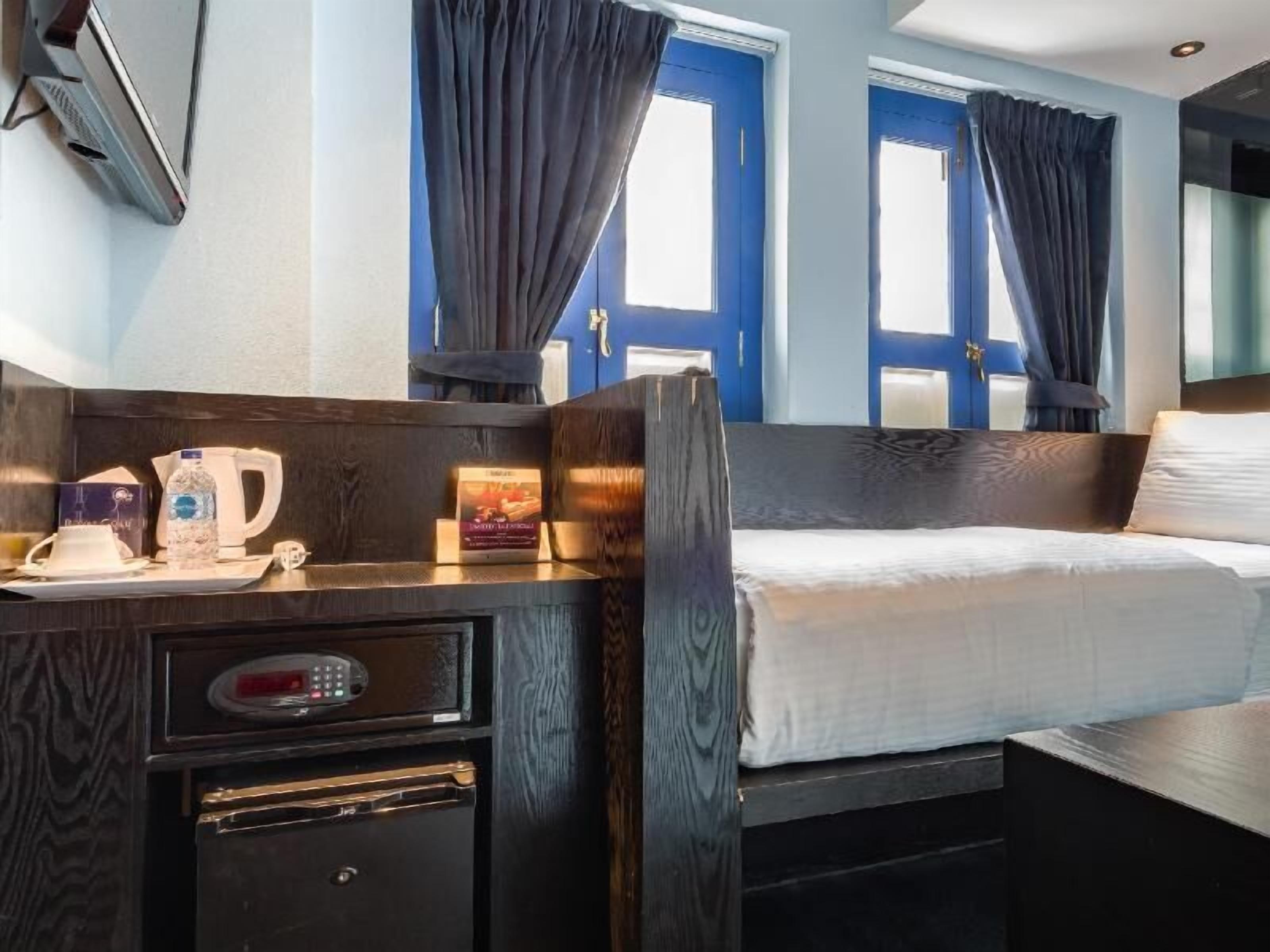 Roupas de cama premium, frigobar, cofres nos quartos, cortinas blackout
