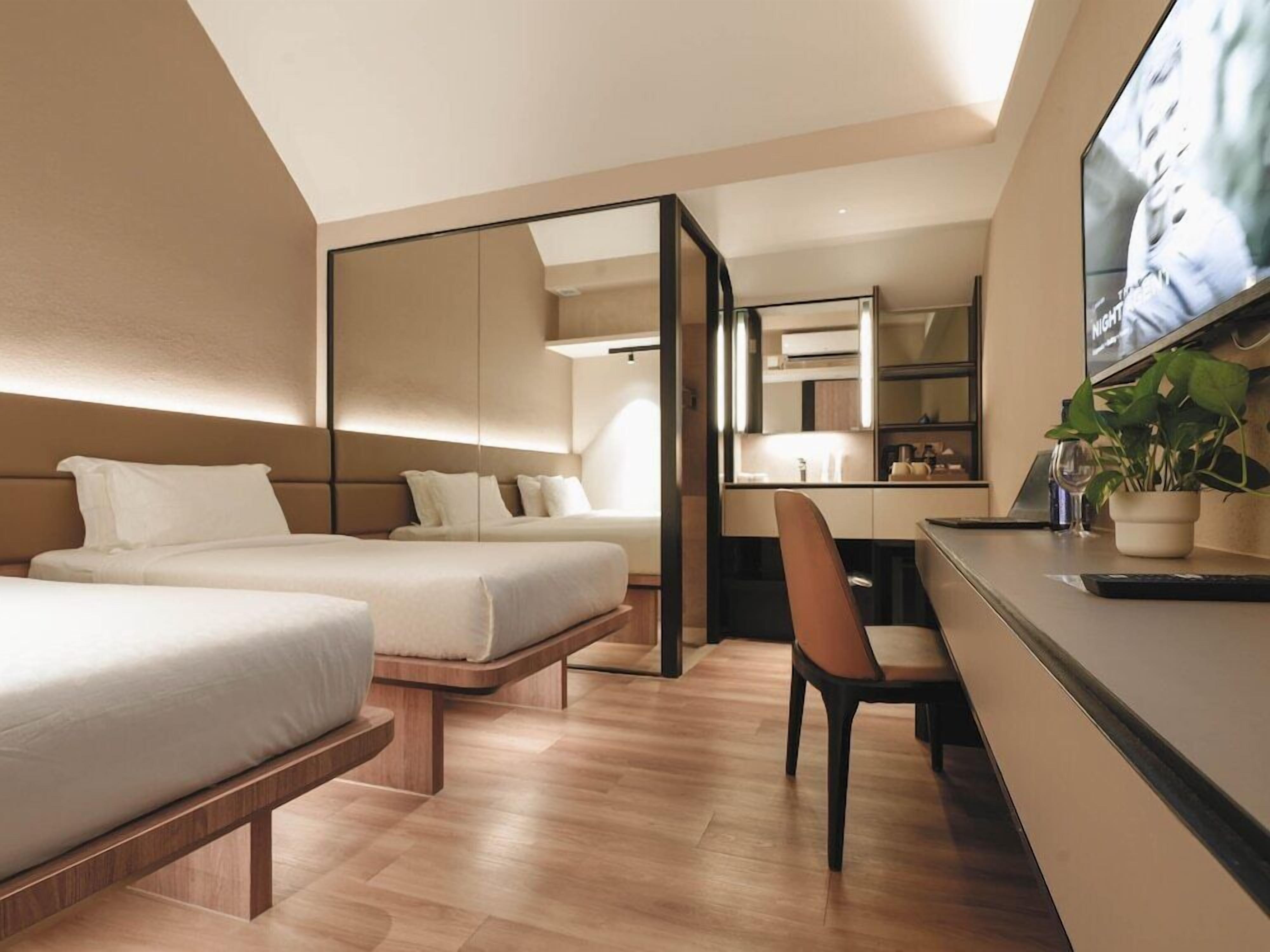 Roupas de cama premium, frigobar, cofres nos quartos, cortinas blackout