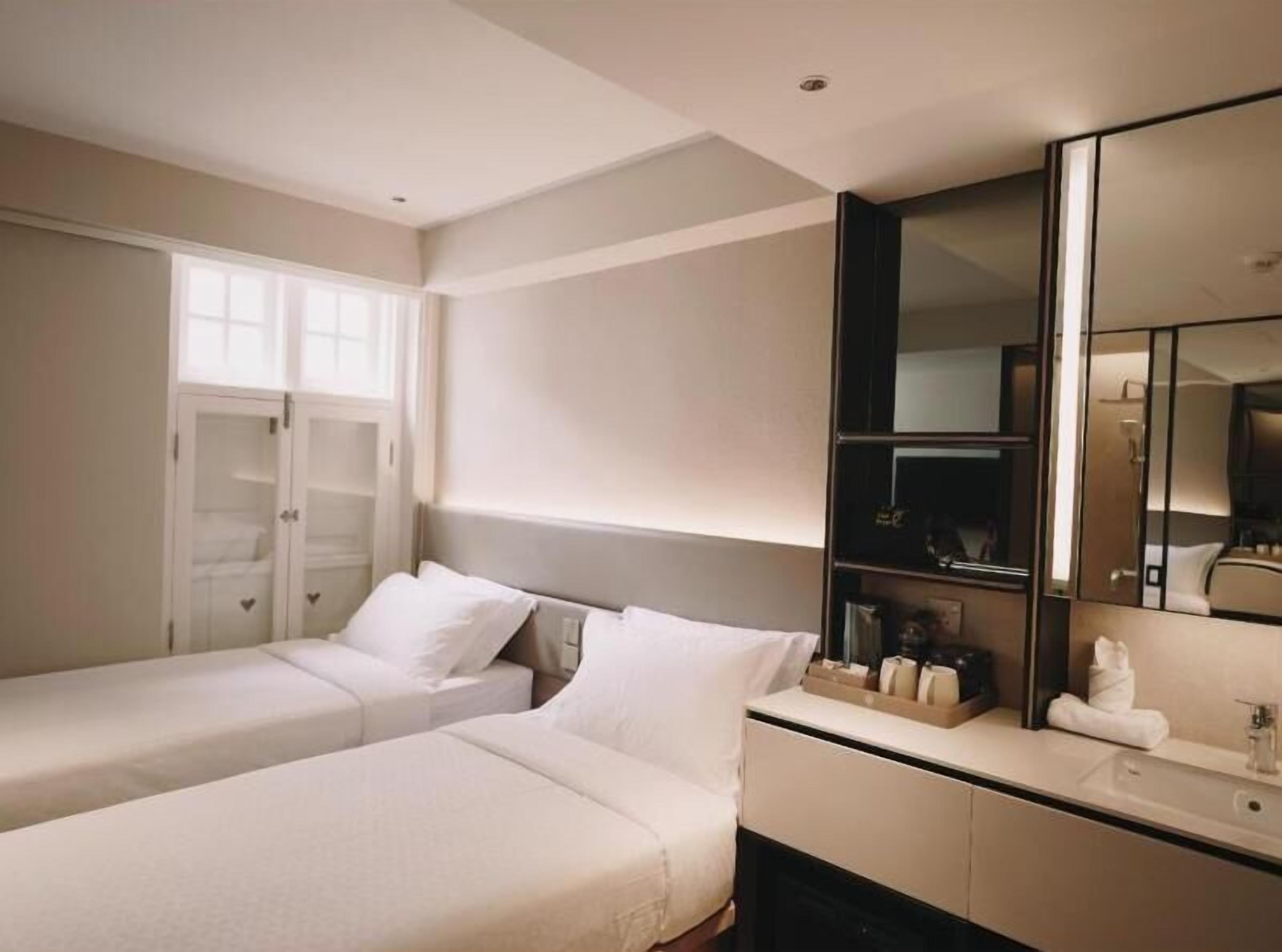 Roupas de cama premium, frigobar, cofres nos quartos, cortinas blackout