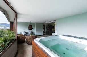 Suite, 1 cama king-size, banheira de hidromassagem | Banheira de hidromassagem privativa