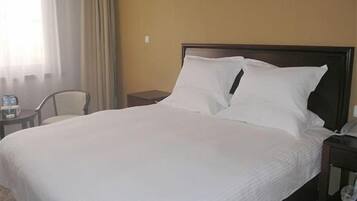 Escrivaninha, cortinas blackout, ferros/tábuas de passar roupa
