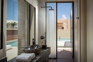 Suíte superluxo, piscina particular | Banheiro | Chuveiro, ducha de hidromassagem, produtos de toalete grátis 
