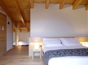 Quarto Triplo Standard | Minibar, cofre no quarto, secretária, quartos insonorizados 