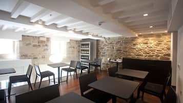 Pequeno-almoço continental diário (12 EUR por pessoa)