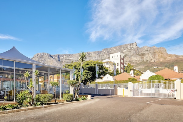 First Group Mount Sierra - Ciudad del Cabo
