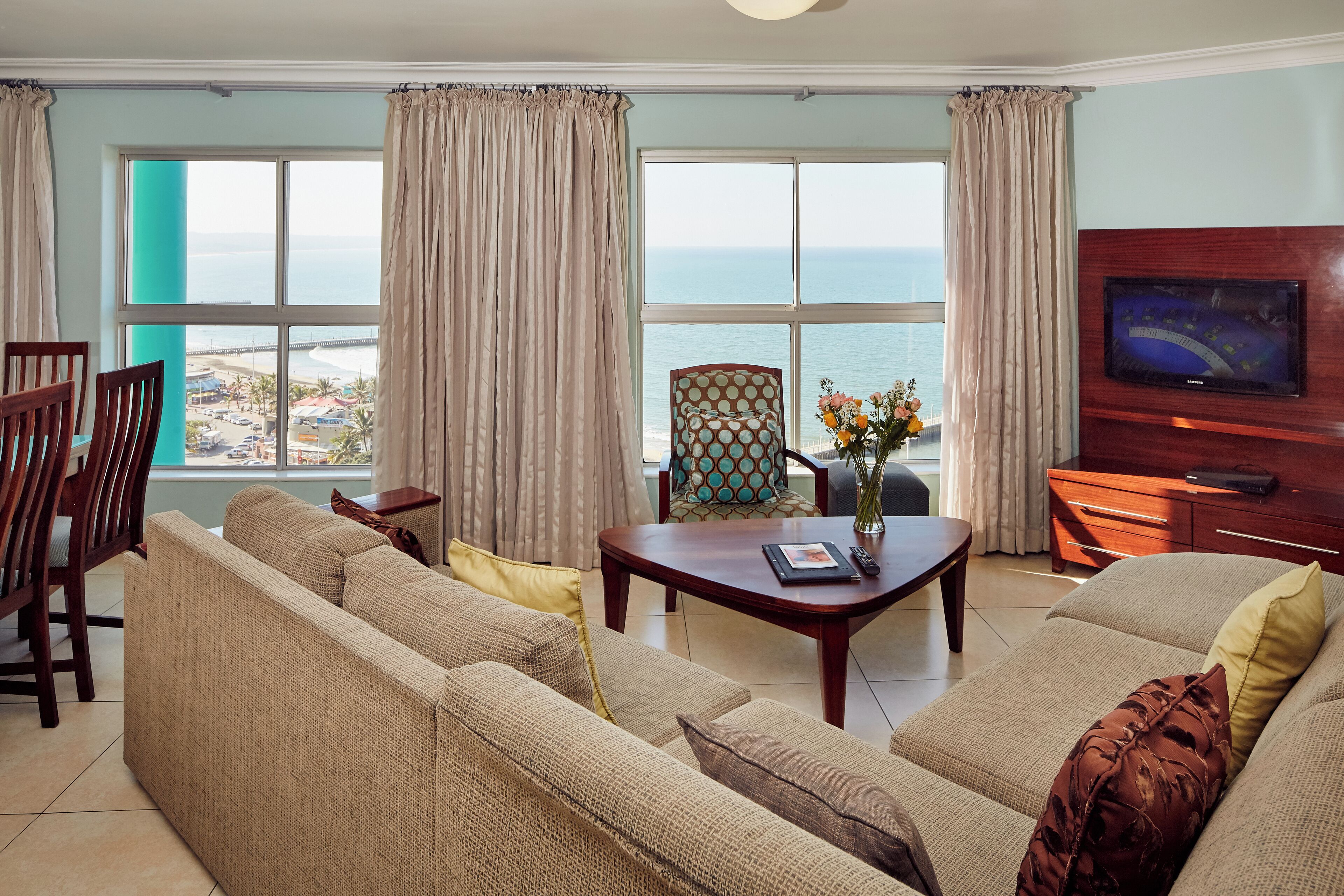 Apartamento standard, 2 quartos, acessível para pessoas com deficiência física, vista para o mar | Área de estar | TV, DVD player