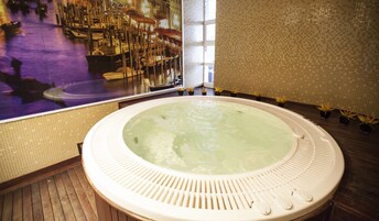 Banheira de hidromassagem interior