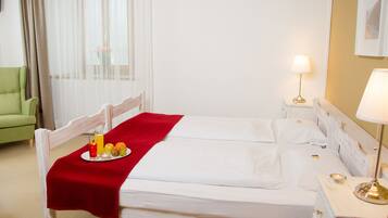 Quarto casal ou duplo standard | Roupas de cama antialérgicas, cofres nos quartos