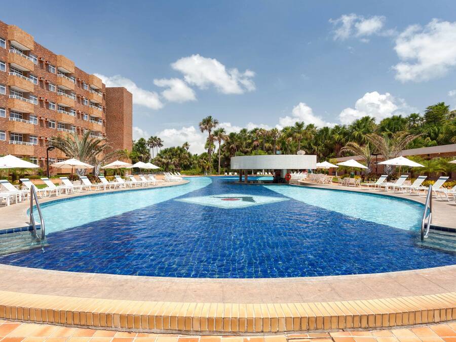 Piscina exterior, espreguiçadeiras