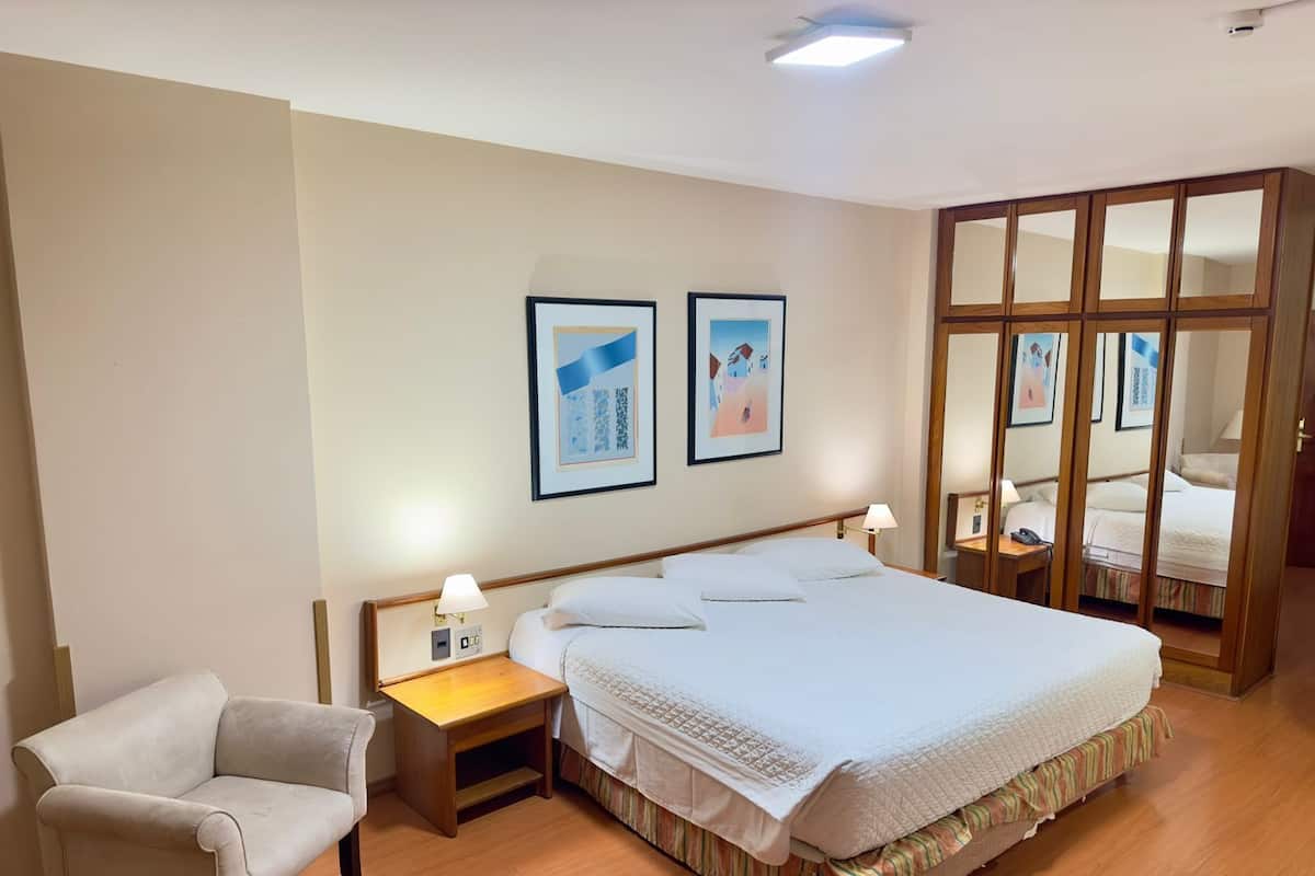 Quarto, 1 cama de casal | Minibar, cofre no quarto, secretária